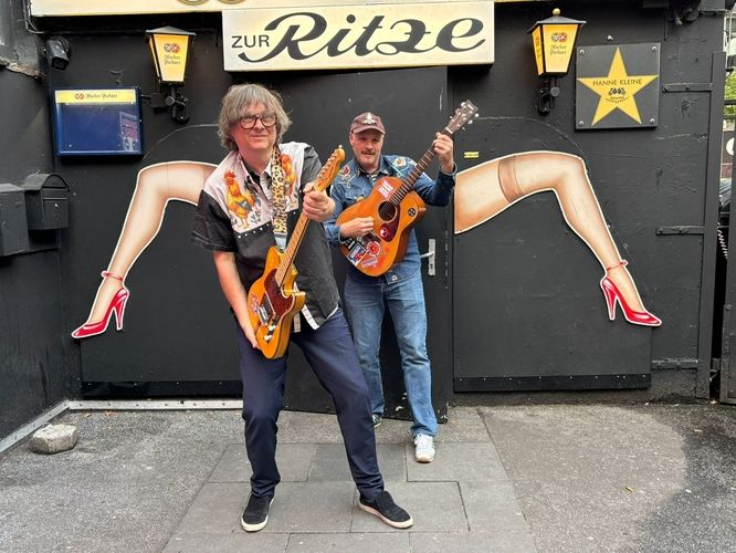 HIGGS CHICKS + LUXURIOUS MOMENTS